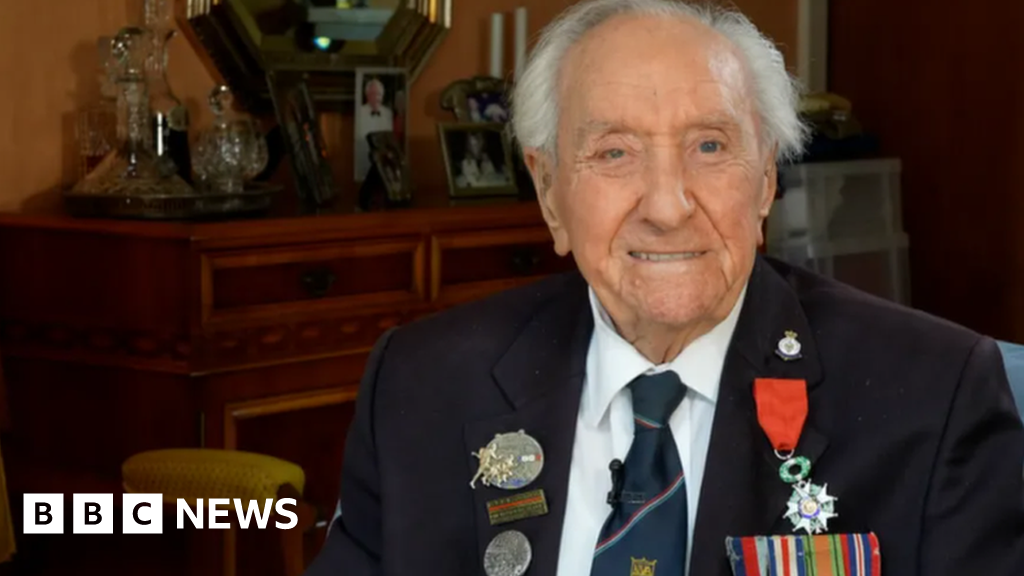Funeral takes place for WW2 veteran Billy Reynolds - BBC News