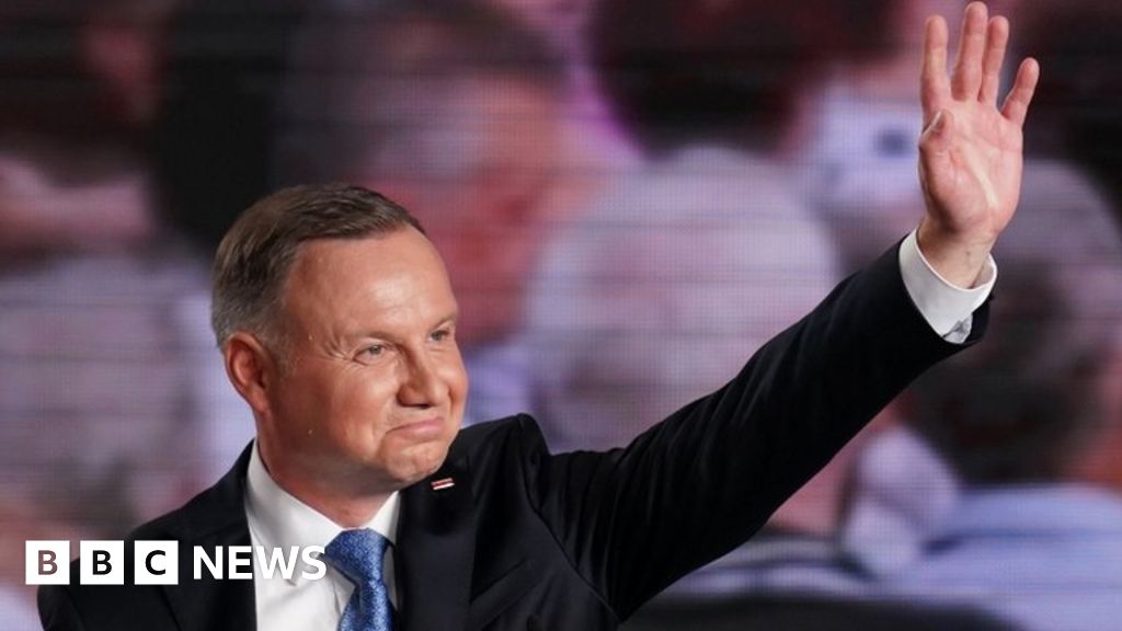 Poland presidential election heads for second round - BBC News