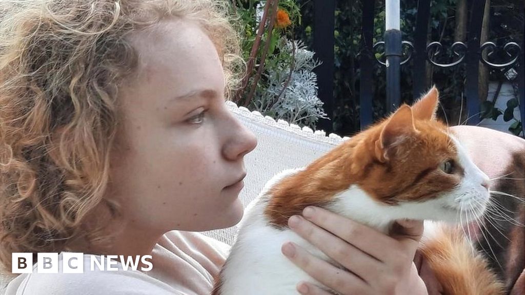 Sunken chest syndrome: Stranger pays for teenager's surgery - BBC News