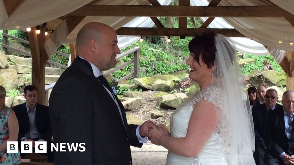 Terminal cancer mum Sarah Lowndes marries partner - BBC News