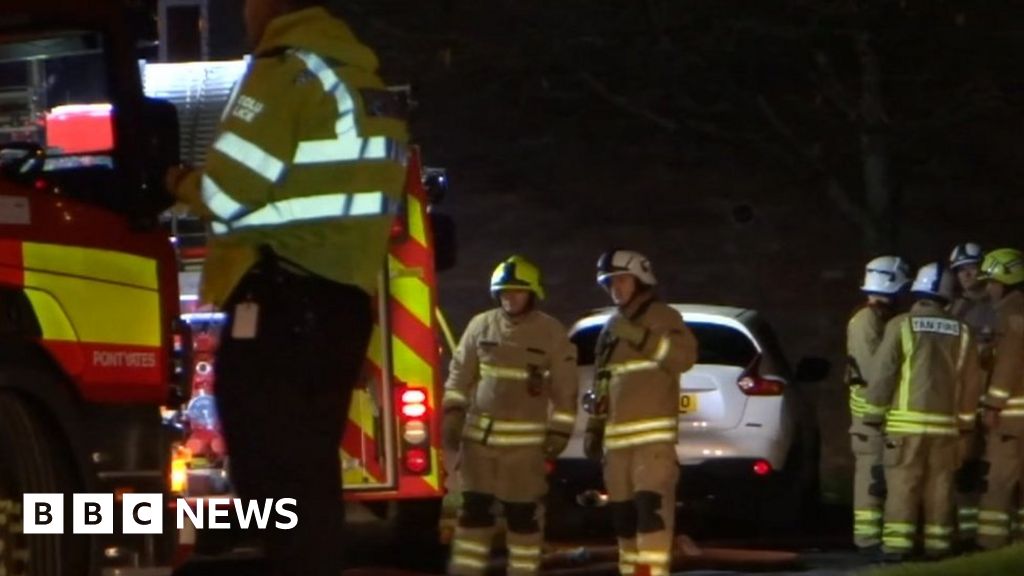 Residents evacuated after Llanelli flat fire - BBC News