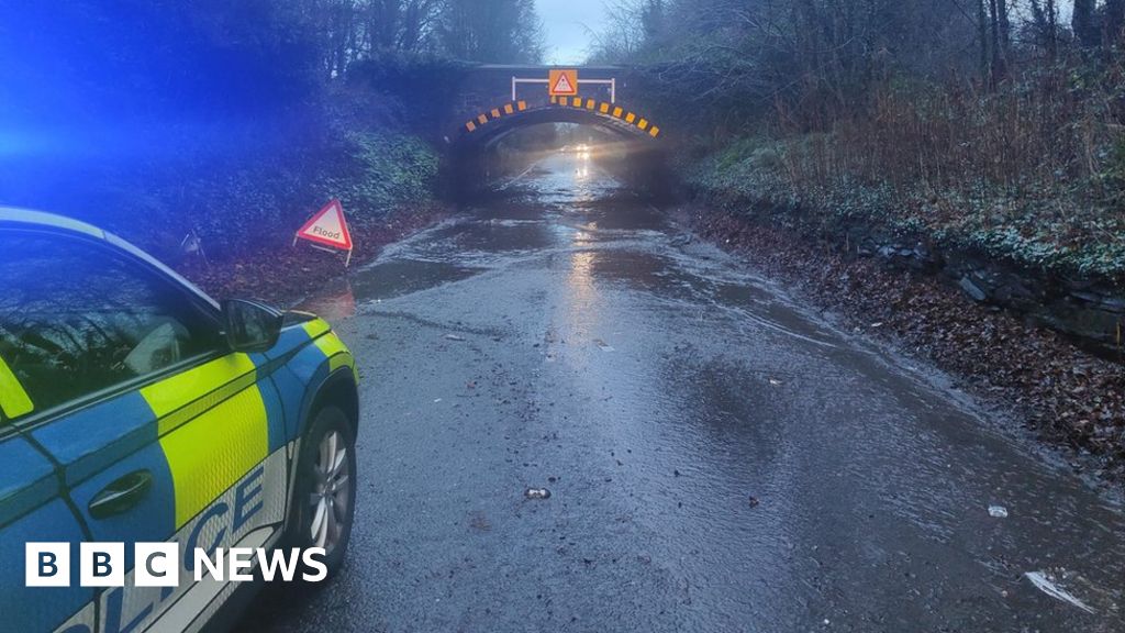 NI weather: Roads flooded and cars stranded amid rain warning - BBC News