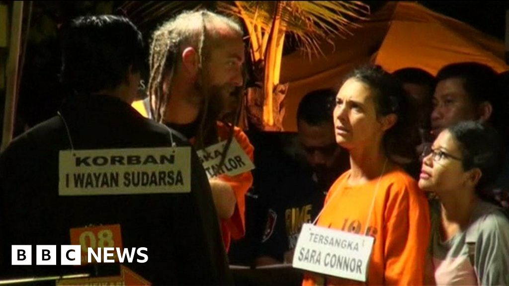 Bali police murder: UK and Australian suspects in re-enactment - BBC News