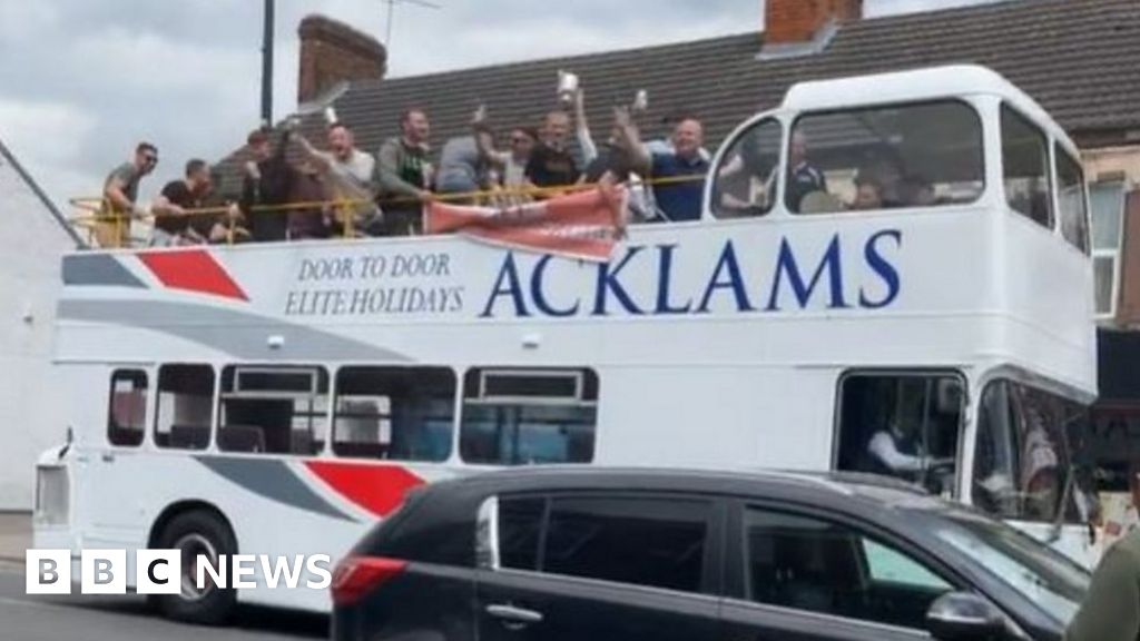 Scunthorpe amateur football team's open-top bus tour celebration - BBC News