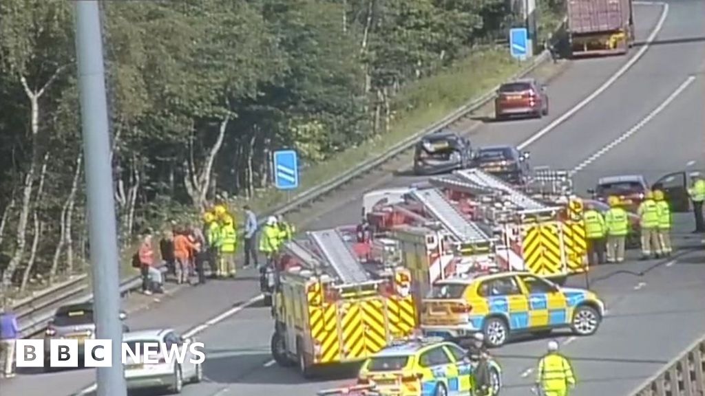 Five injured in M8 multi-vehicle crash - BBC News