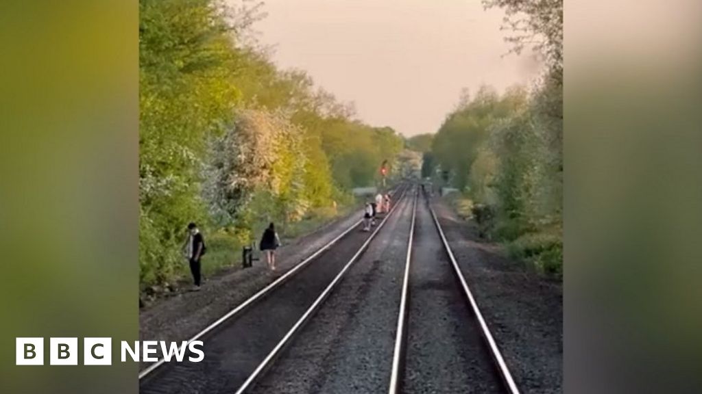 Children on Leicestershire tracks force train emergency stop - BBC News