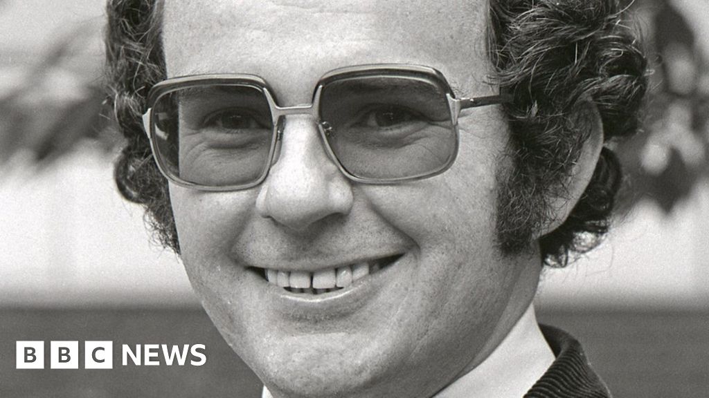 Former Archers producer William Smethurst dies at 71 - BBC News
