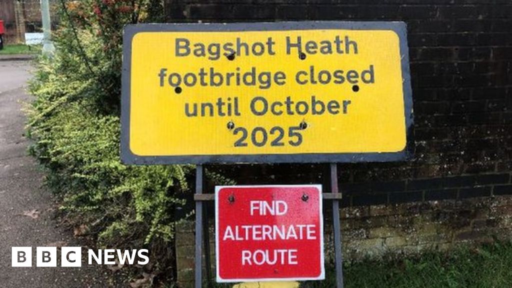 Surrey: M3 footbridge may not be replaced for two years - BBC News