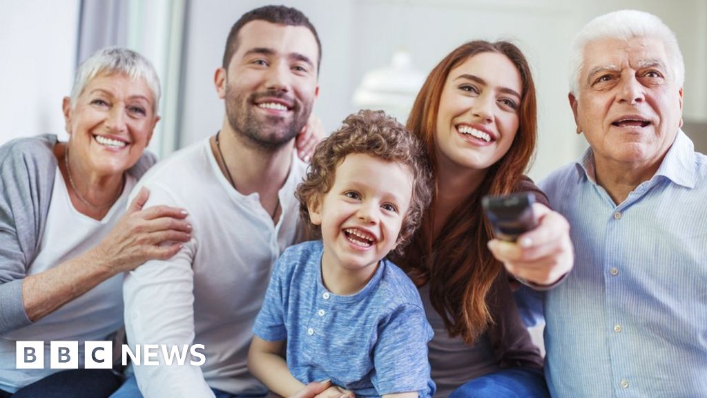 Five ways to survive a three-generation household - BBC News