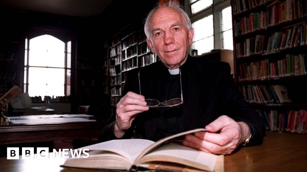 Peacemaker priest Fr Gerry Reynolds from Belfast's Clonard Monastery ...