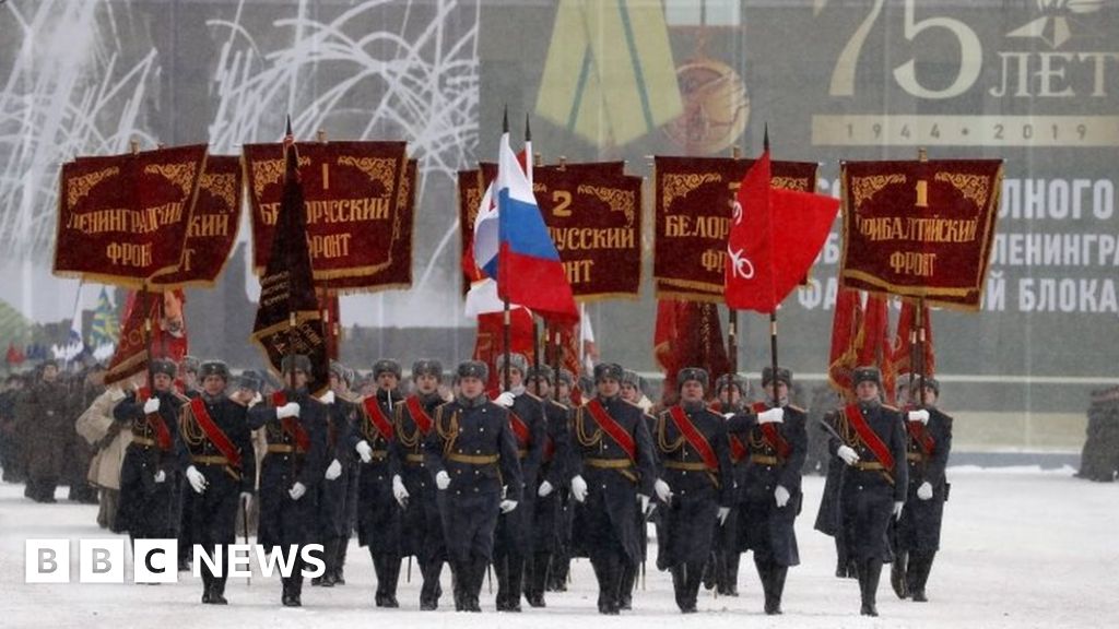 In pictures: Russia marks end of Leningrad WW2 siege - BBC News
