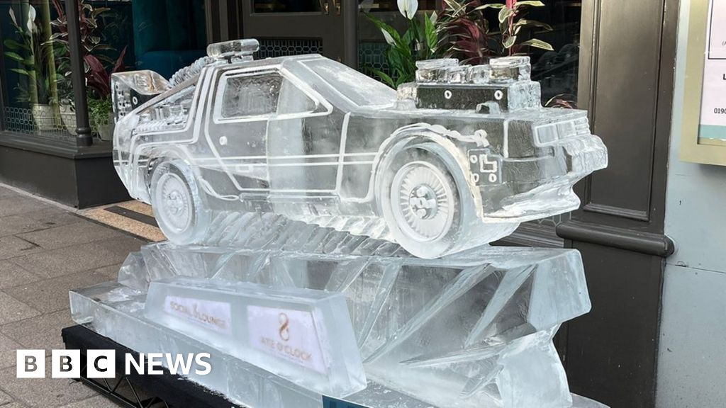 York's annual ice sculpture trail pulls in thousands - BBC News