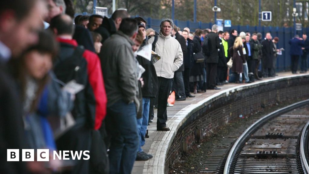 Train punctuality to be measured accurate 'to the minute' - BBC News