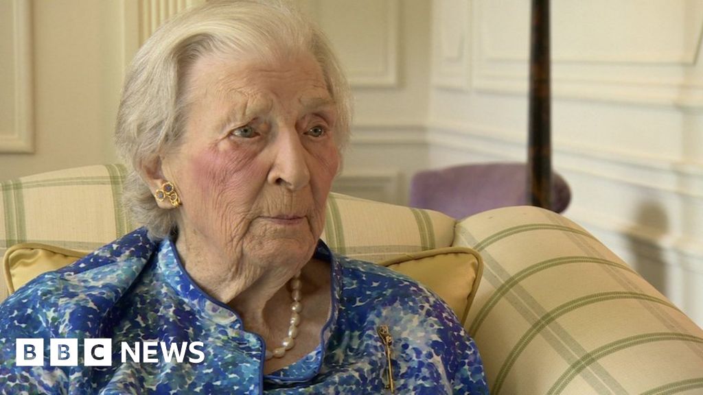 World War Two Wren, 101, releases London memoir - BBC News