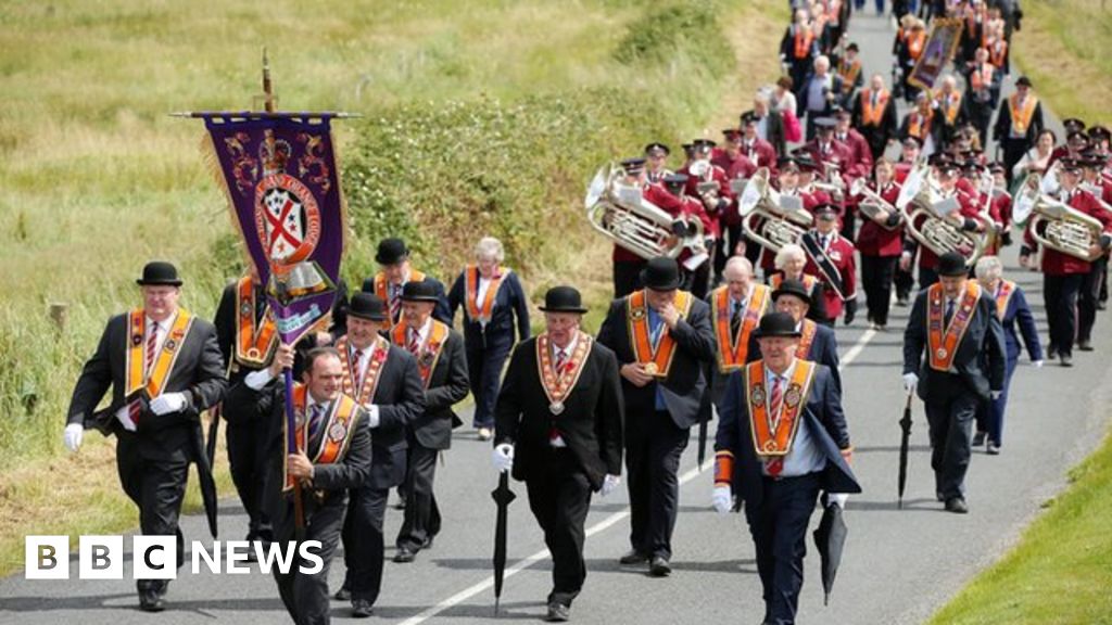 Rossnowlagh hosts annual Orange Order parade - BBC News