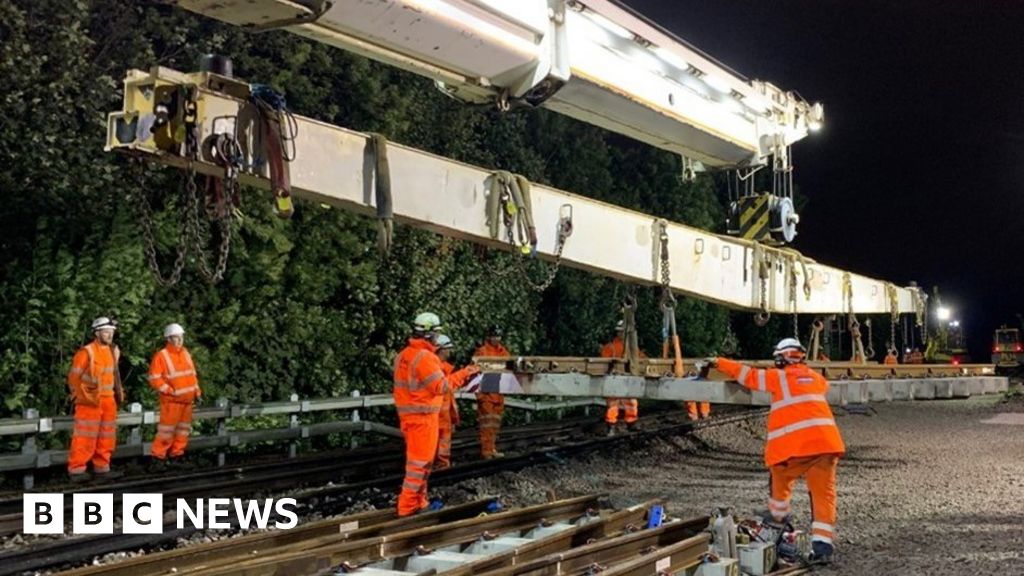 Southampton-Bournemouth rail line closed for five days - BBC News