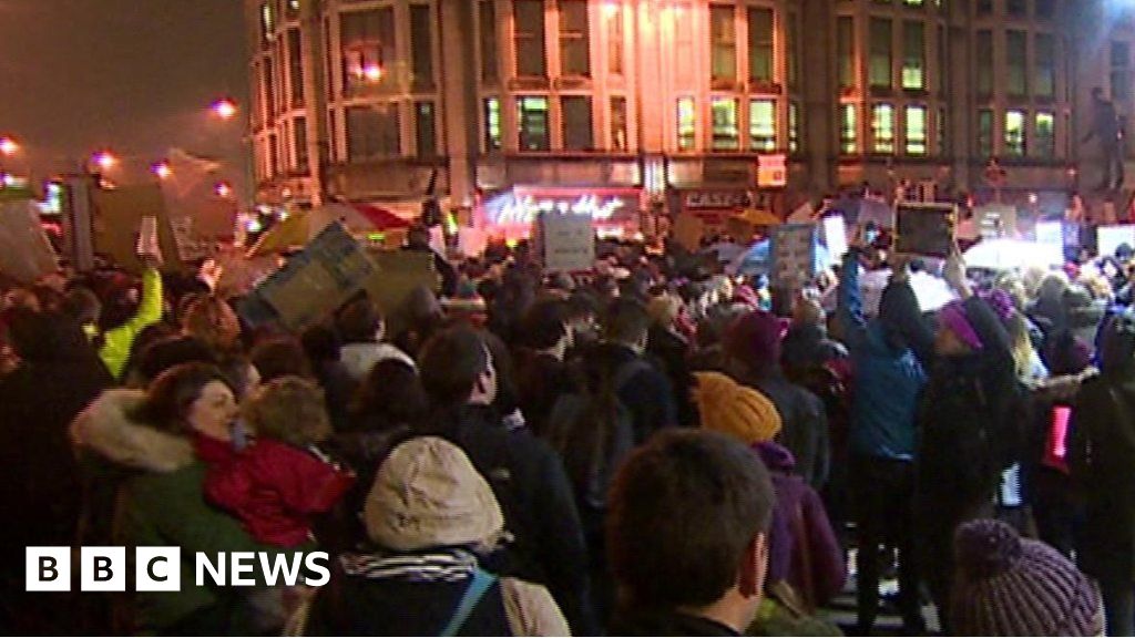 Welsh demonstrators voice Trump anger over US refugee order - BBC News