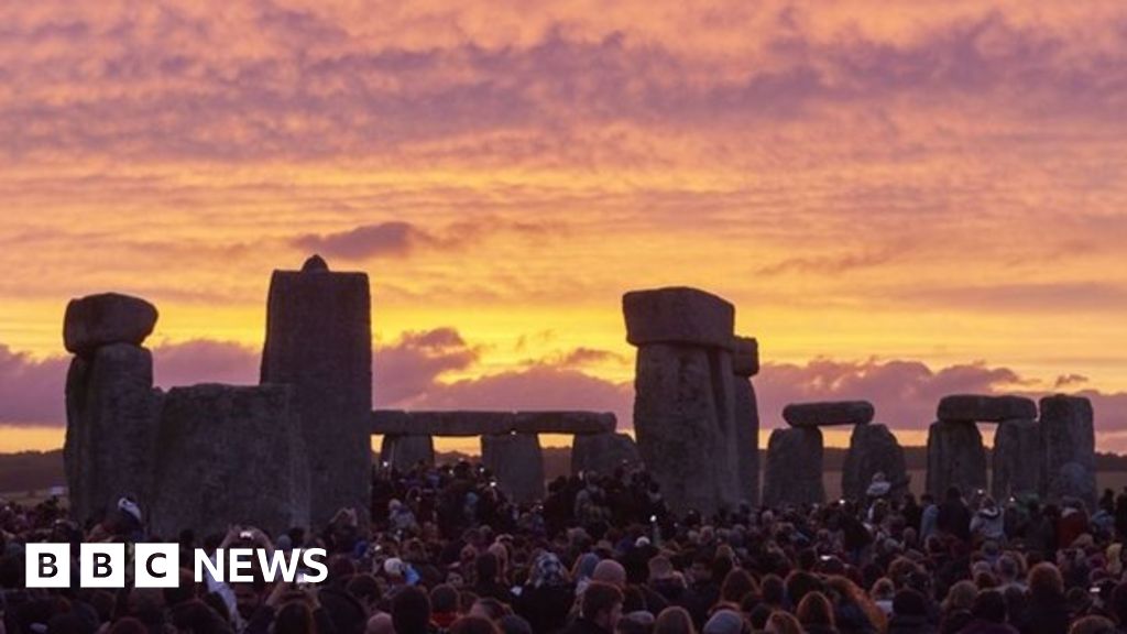Thousands mark summer solstice at Stonehenge - BBC News