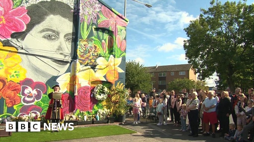 Queen's funeral: People in Cheshire and Merseyside gather to mourn ...