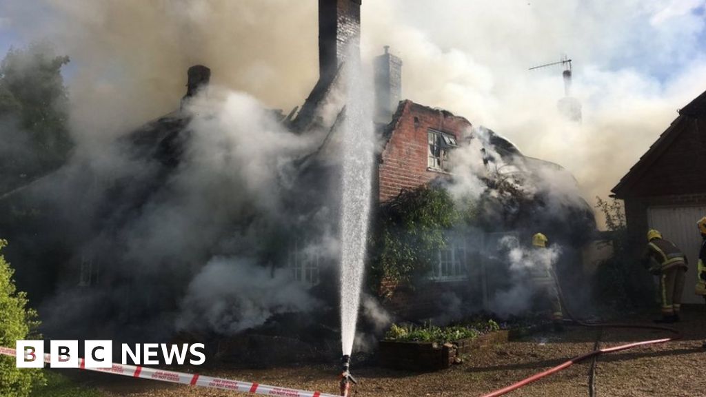 New Forest thatched house destroyed by fire - BBC News