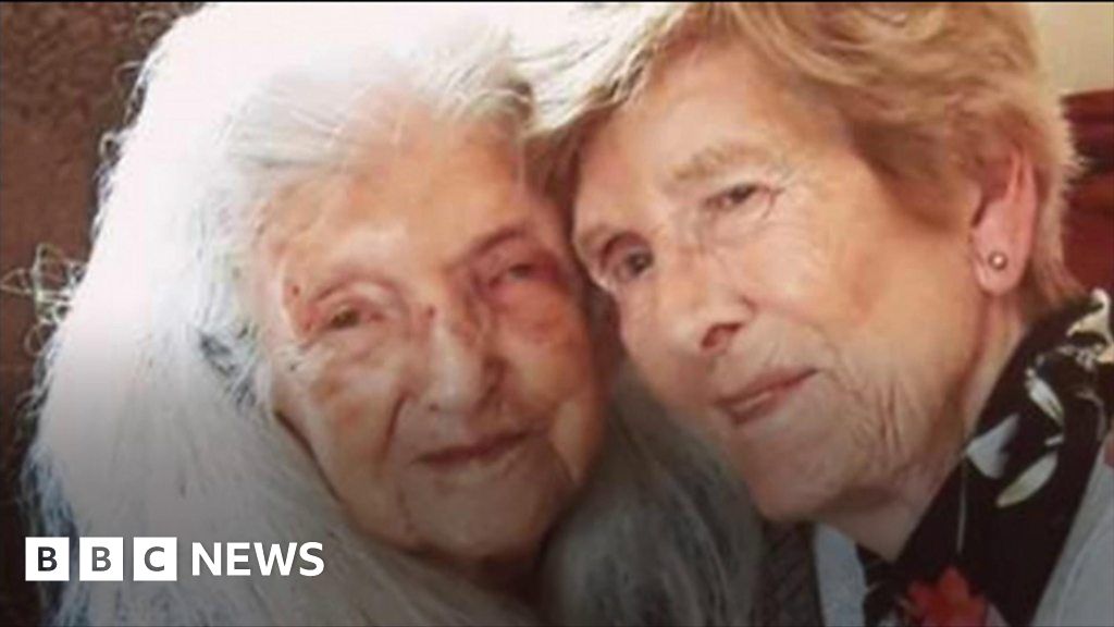 Eileen Macken finds her 103-year-old birth mum - BBC News