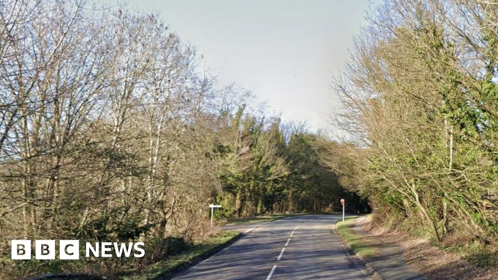 Sevenoaks crash: Motorcyclist dies in crash with two other vehicles - BBC News