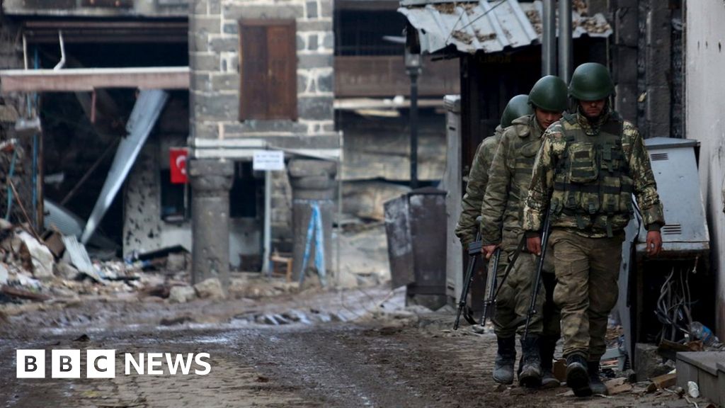 Turkish military die in clashes with Kurds near Iraq border - BBC News