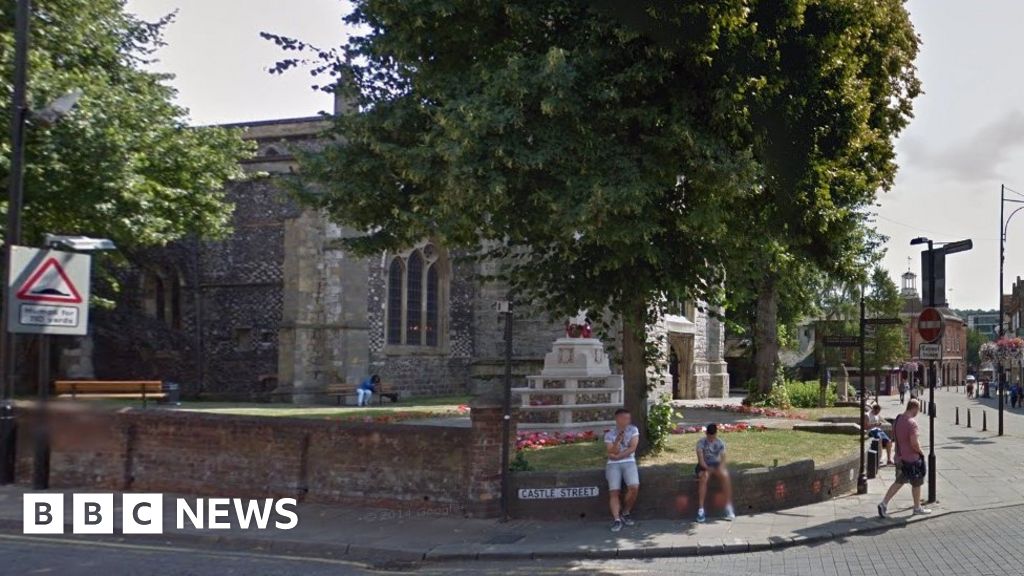 Three charged over High Wycombe murder of Lee Gillespie - BBC News