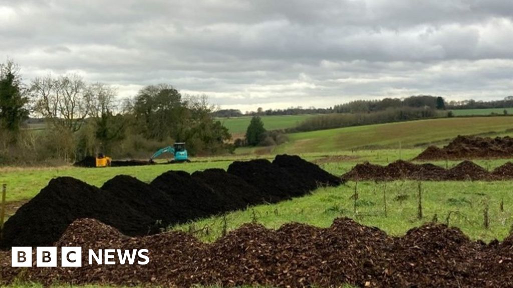 Cirencester 'zero dig' garden to teach climate friendly farming - BBC News