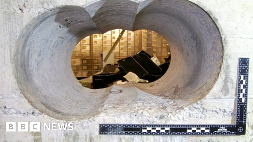 Hatton Garden heist: Police video explains raid step-by-step - BBC News