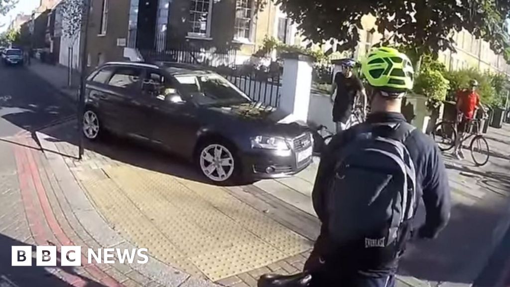 'Reckless' driver hunted after Clapham cyclist row - BBC News