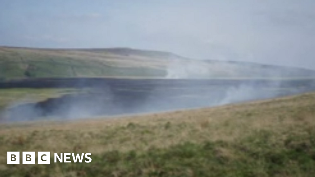 Marsden Moor: Crews tackle wildfire - BBC News