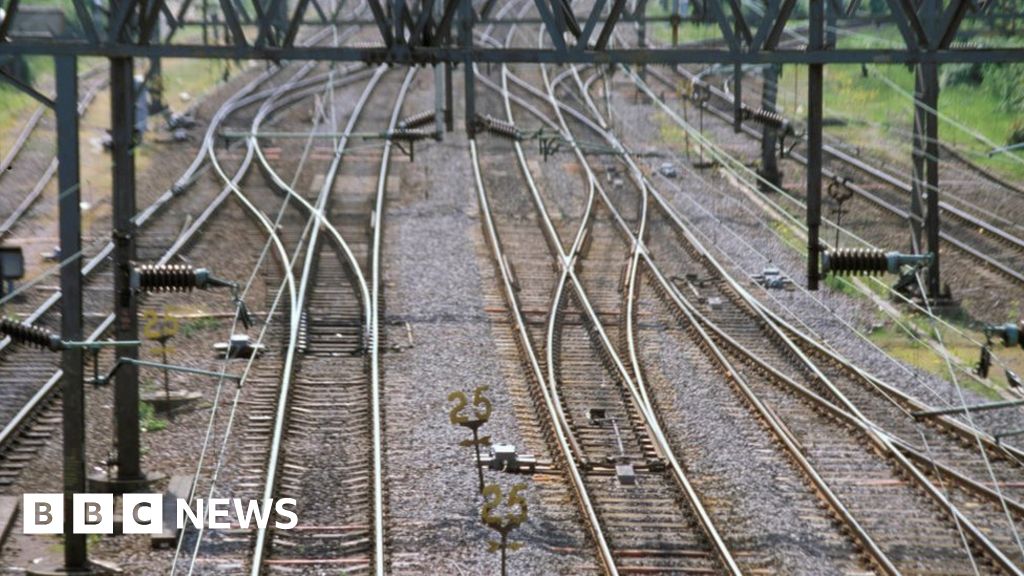 Nuneaton in Great British Railways headquarters bid - BBC News