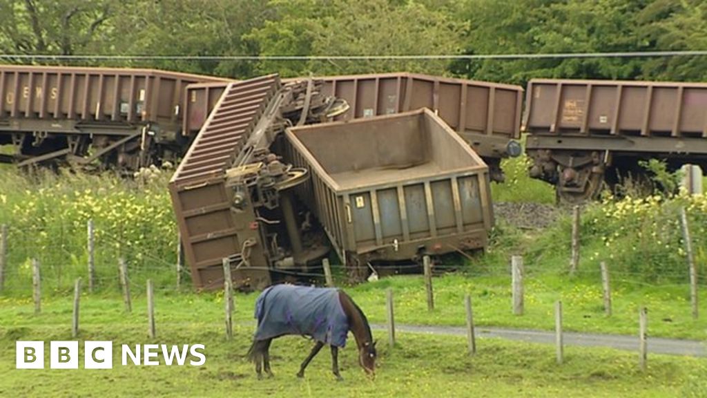 Trains derailed after crash - BBC News