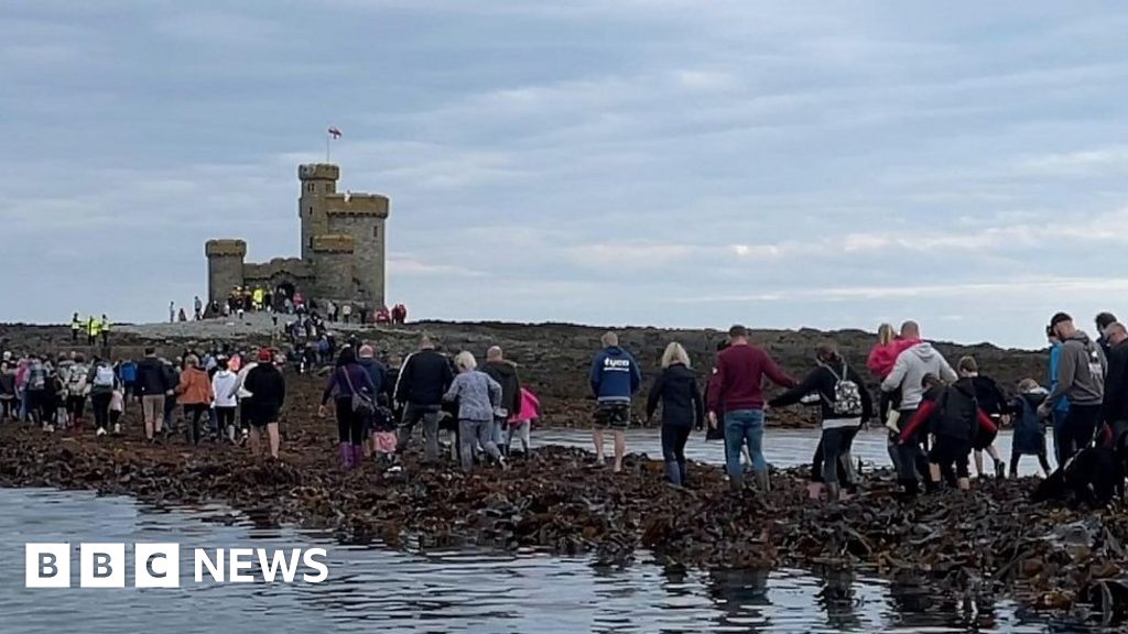 Thousands join guided walk to Tower of Refuge in Douglas Bay - BBC News