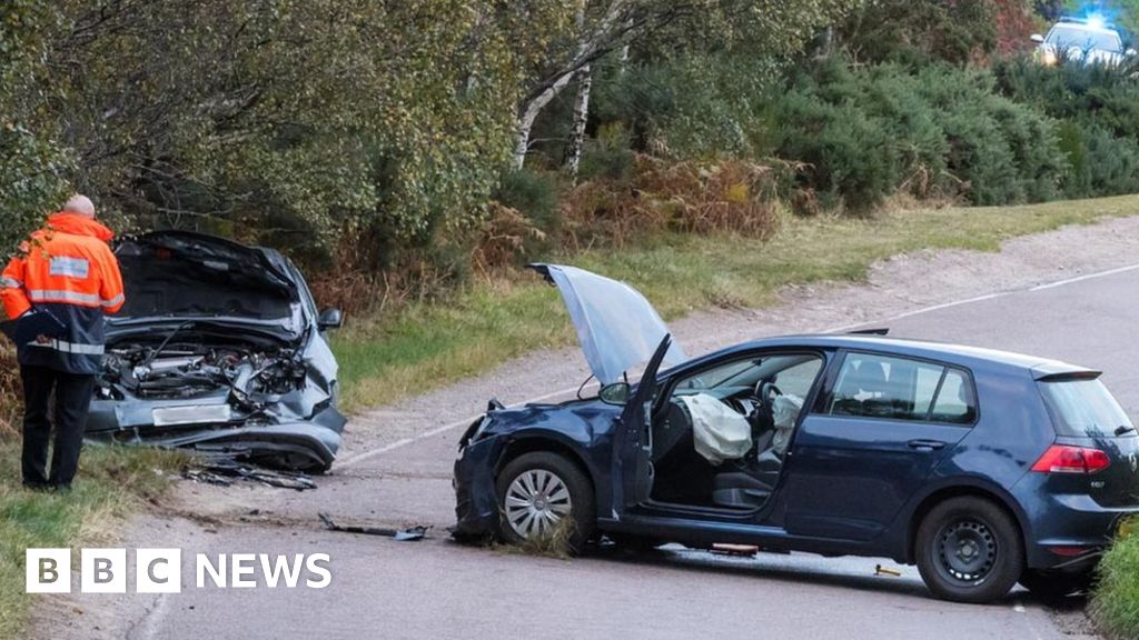 Four taken to hospital after B9010 Moray crash - BBC News