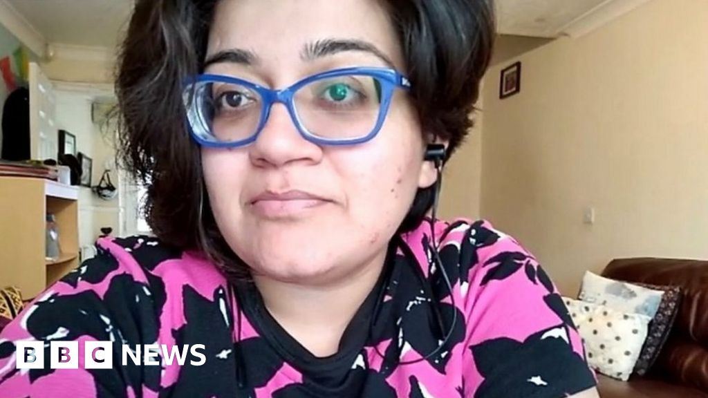 Coronavirus: Dewsbury woman shows difficulties in getting tested - BBC News