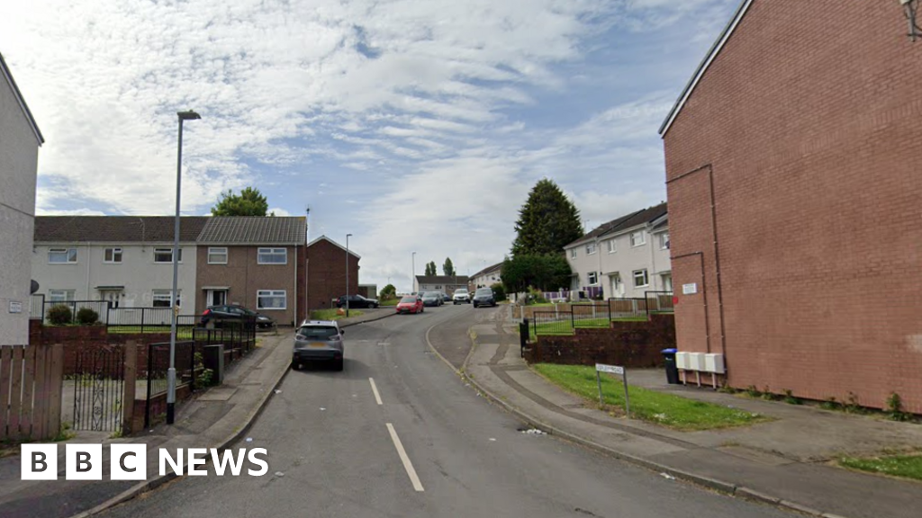 Sutton in Ashfield: Man, 72, found dead after flat fire - BBC News