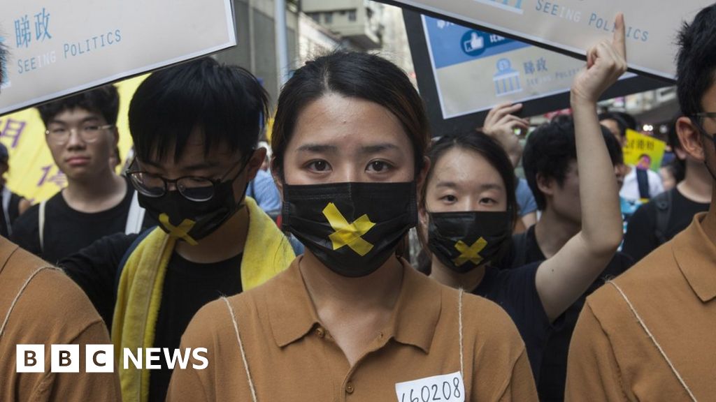 Hong Kong pro-democracy protests draw lower turnout - BBC News