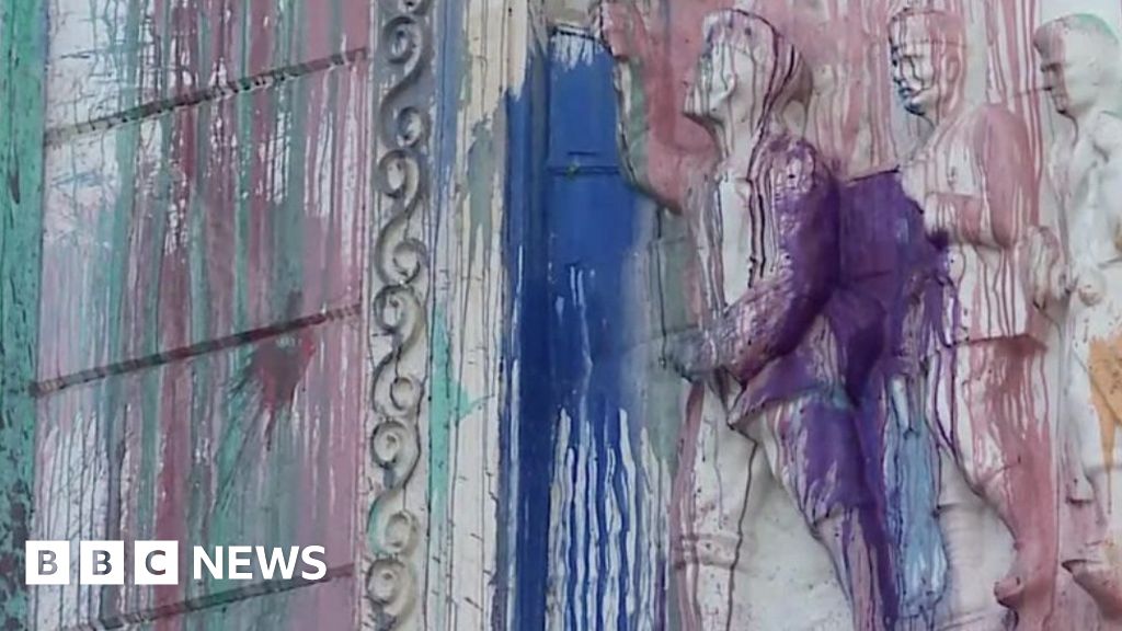 Protesters in Macedonia stage 'colourful revolution' - BBC News