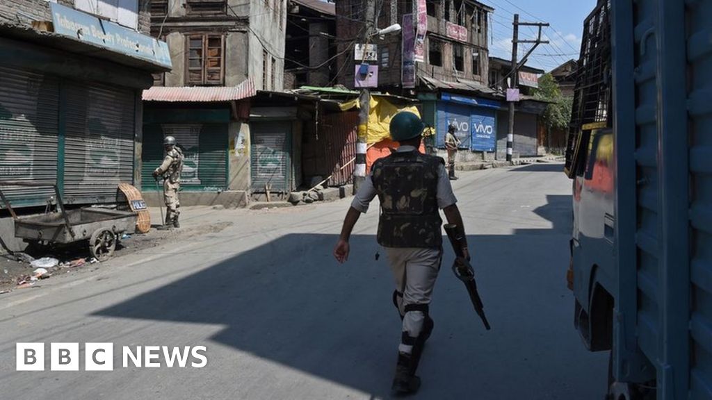 Kashmir: Three dead and more than 20 injured in attack - BBC News