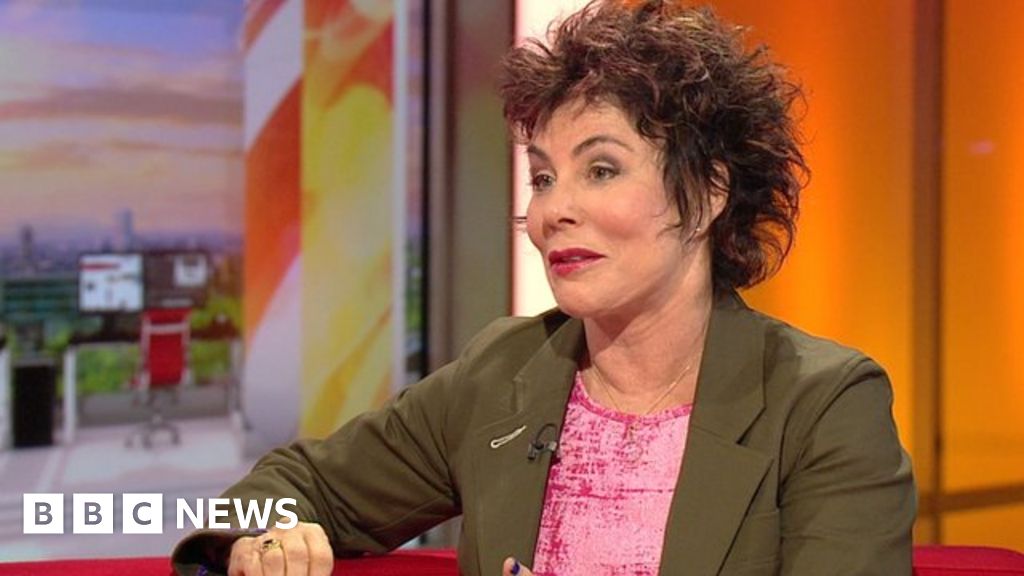 Ruby Wax Mental Health Problems Dont Get Sympathy Cards Bbc News