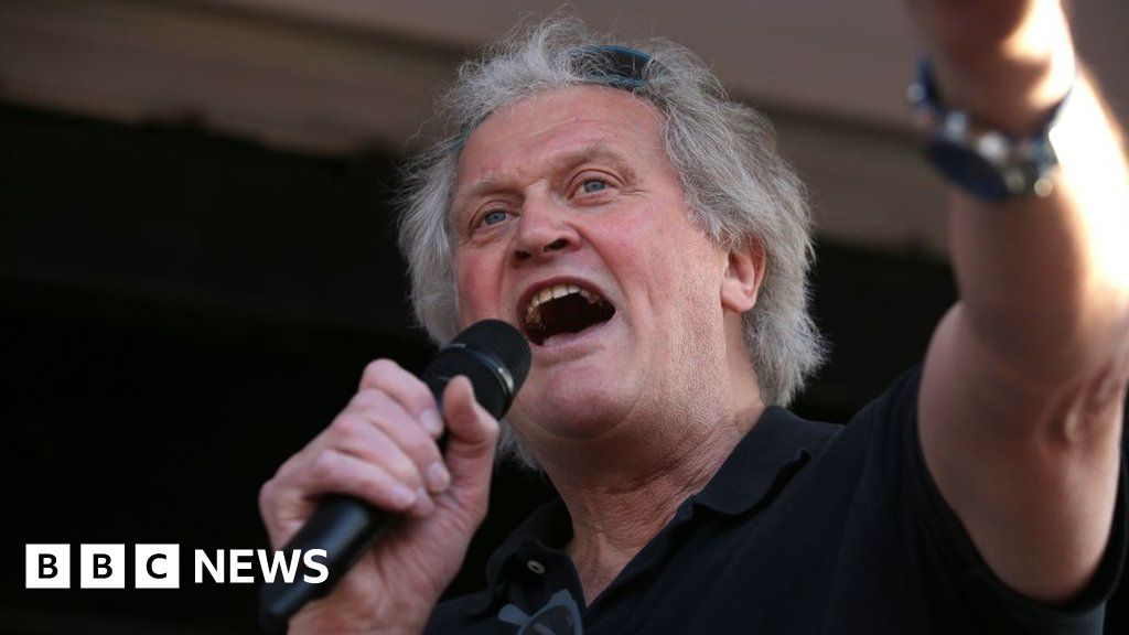 Wetherspoon boss suggests staff could take jobs at Tesco - BBC News