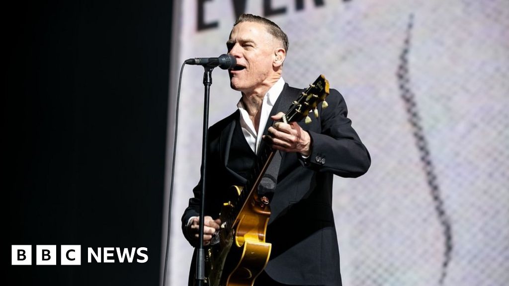 Bryan Adams fan 'shocked' about parking at Thetford gig - BBC News