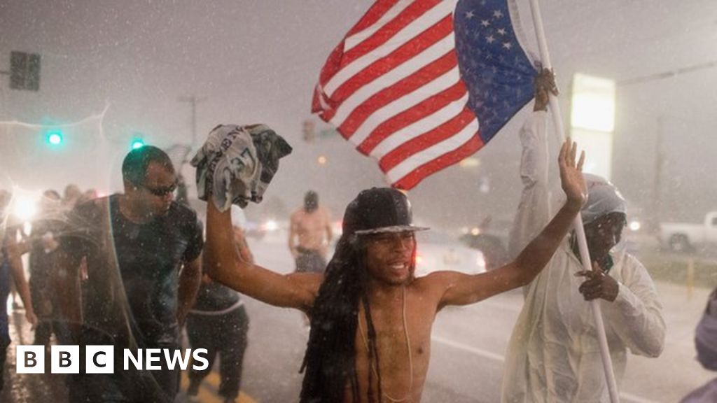 LIVE: Police hold news conference on Ferguson shooting - BBC News