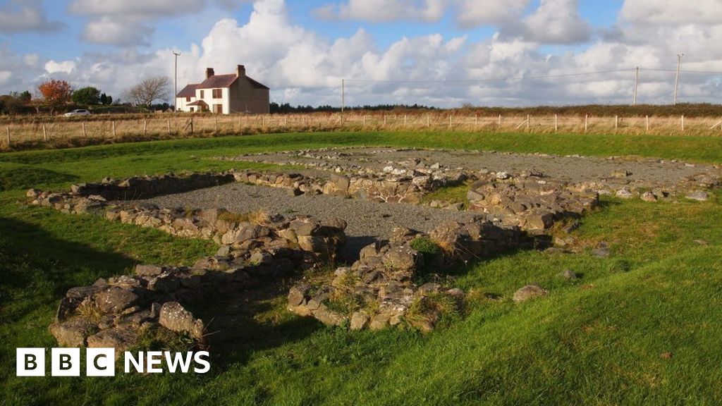 Llys Rhosyr medieval court of Welsh princes bought by Cadw - BBC News