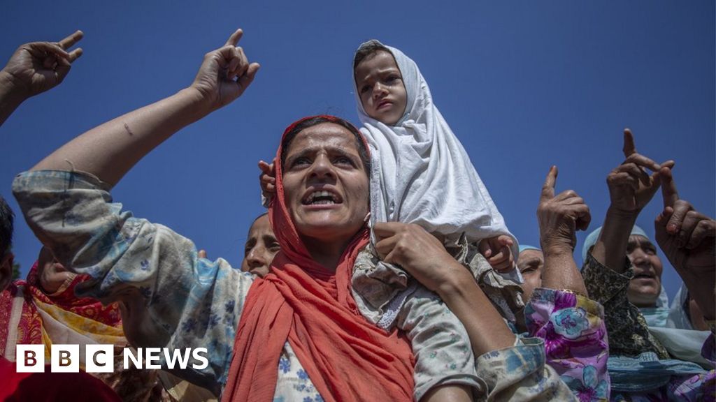 Kashmir unrest: Clashes at protest after Friday prayers - BBC News