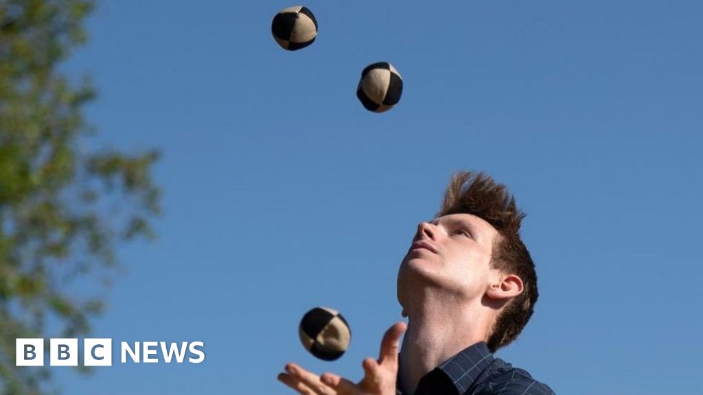 Unicycling Cambridge University student gets juggling record - BBC News