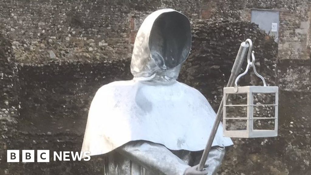 Monk statue unveiled for Bury St Edmunds saint's day - BBC News
