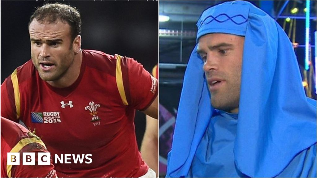 Jamie Roberts swaps red shirt for blue robe - BBC News